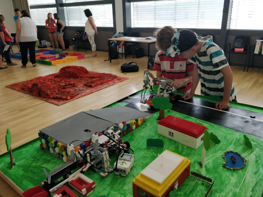 Working on Interdisciplinary Projects to Strengthen Creative ...